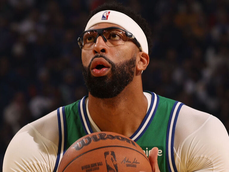 Mavericks' Davis suffers groin injury vs. Warriors | theScore.com