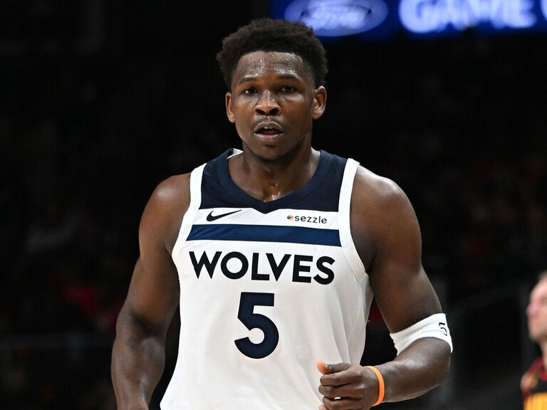 Edwards leaves T-Wolves' bench late during loss to Hawks | theScore.com
