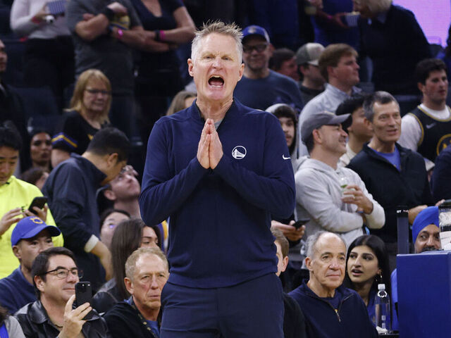 Officials admit missing call on play that led to Kerr's eje…