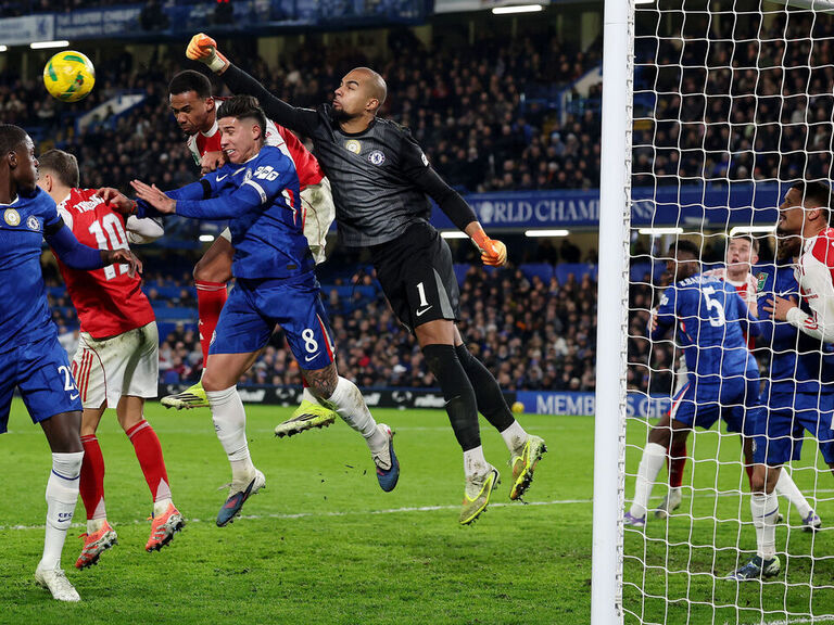 Rosenior refuses to back Sanchez as Chelsea's No. 1 'keeper | theScore.com