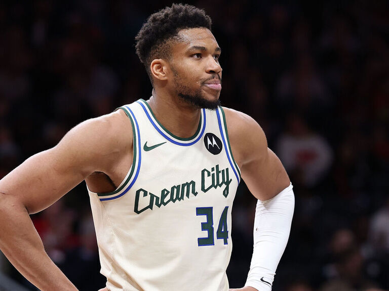 Bucks say no timetable for Giannis' calf strain | theScore.com
