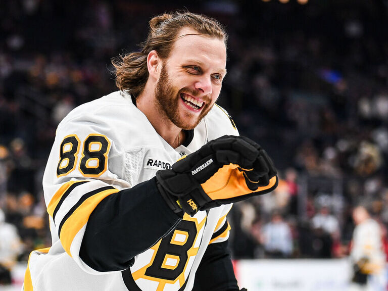 Pastrnak 6th Bruin to reach 900 points | theScore.com