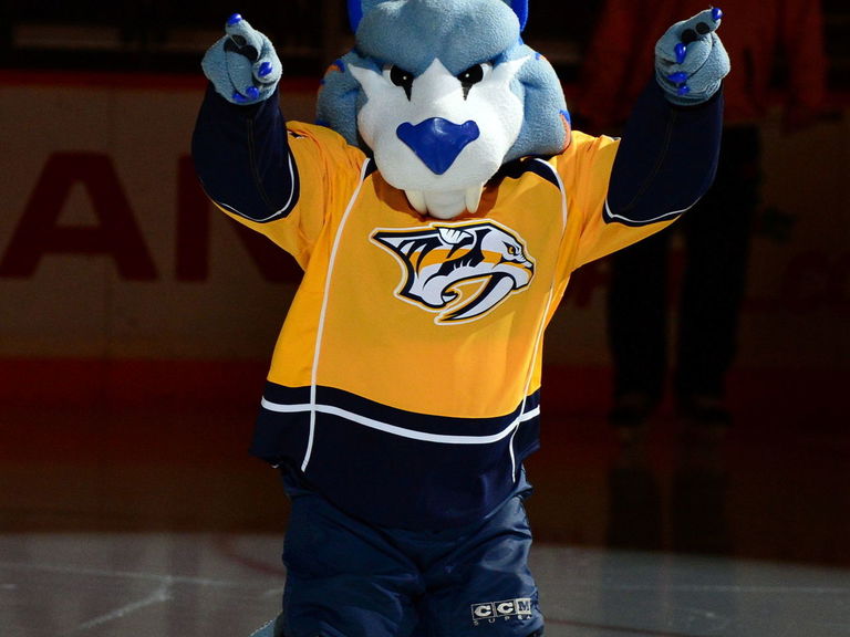 Predators mascot surprises Oilers fan with pie in face | theScore.com