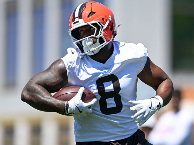 Verse, Gabriel each sport No. 8 during Browns practice | t…