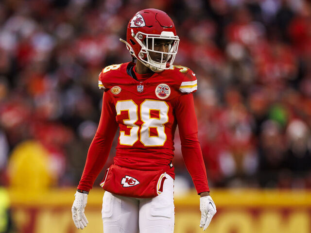 Chiefs reunite with Sneed on 1-year deal worth up to $5M