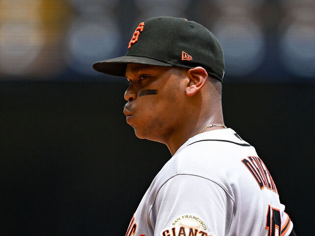 Devers attempts to dismiss pinch runner in Giants' loss to