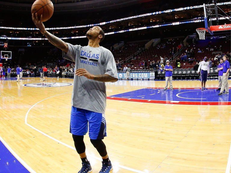 VIDEO: Monta Ellis hits one-handed backwards 3-pointer | theScore.com