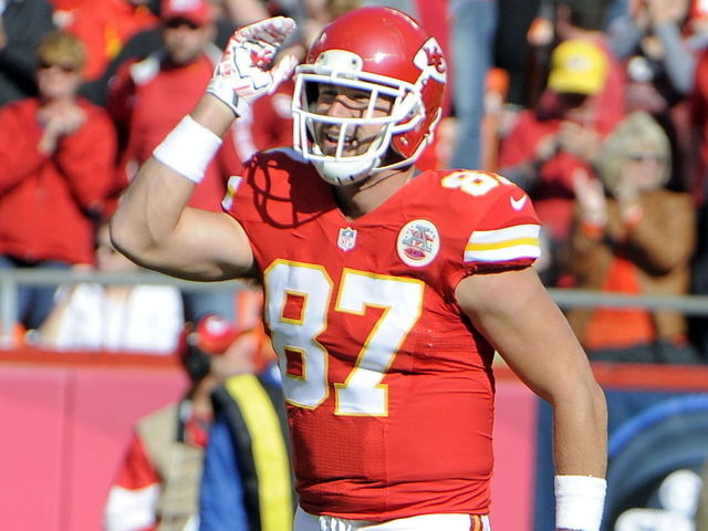 Chiefs' Travis Kelce follows up inappropriate gesture with