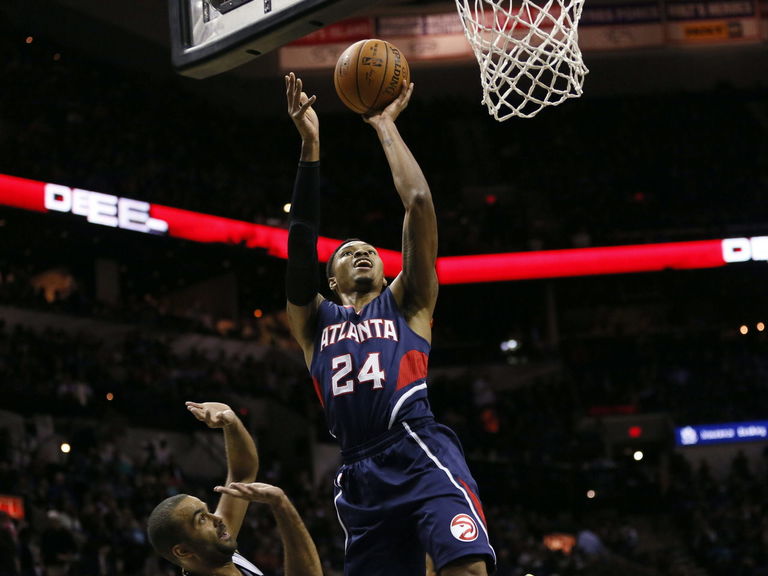 VIDEO: Hawks' Bazemore dunks over Celtics' Sullinger | theScore.com
