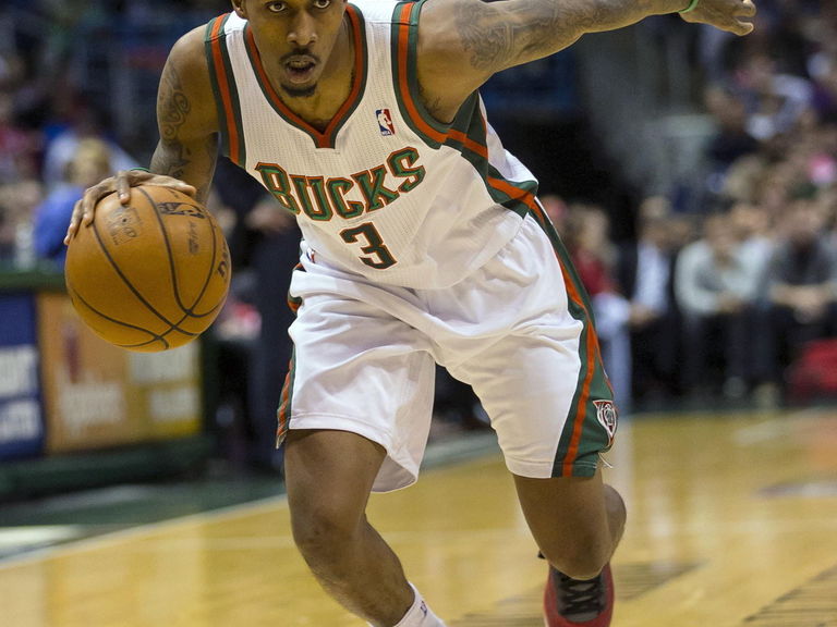 PHOTO: Brandon Jennings playing in Rip Hamilton mask | theScore.com