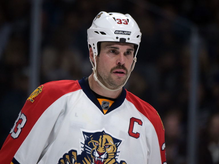 VIDEO: Panthers' Mitchell hits Penguins' Letang with his own helmet ...