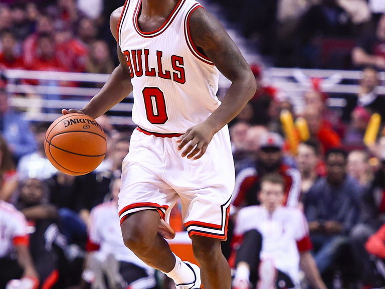 VIDEO: Aaron Brooks airballs awful layup attempt | theScore.com