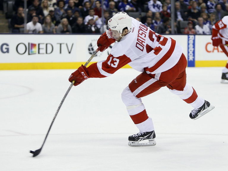 VIDEO: Pavel Datsyuk flips puck to himself, sets up scoring chance ...