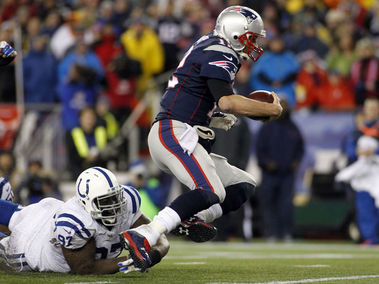 VIDEO: Tom Brady slowly jukes Jerrell Freeman | theScore.com