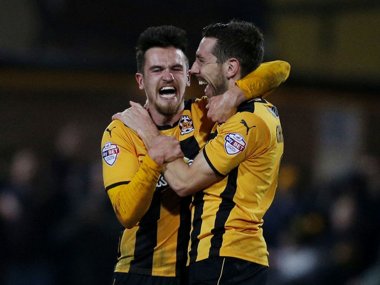 PHOTO: Cambridge captain Tom Champion gets United shirt despite no-swap ...