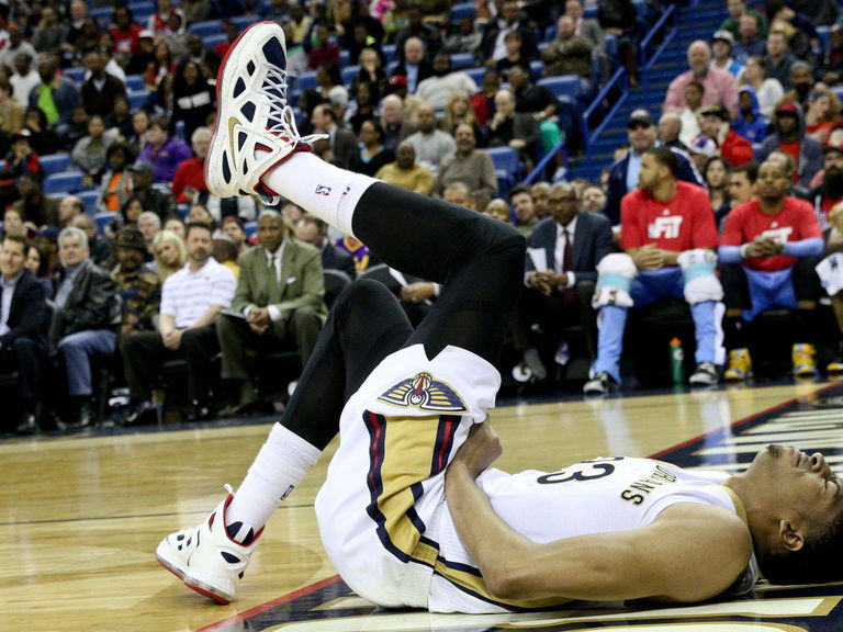 Anthony Davis leaves game with shoulder contusion after scary fall ...