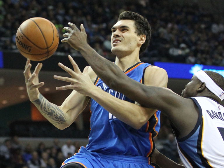 VIDEO: Thunder's Adams injures right hand; makes left-handed free throw ...